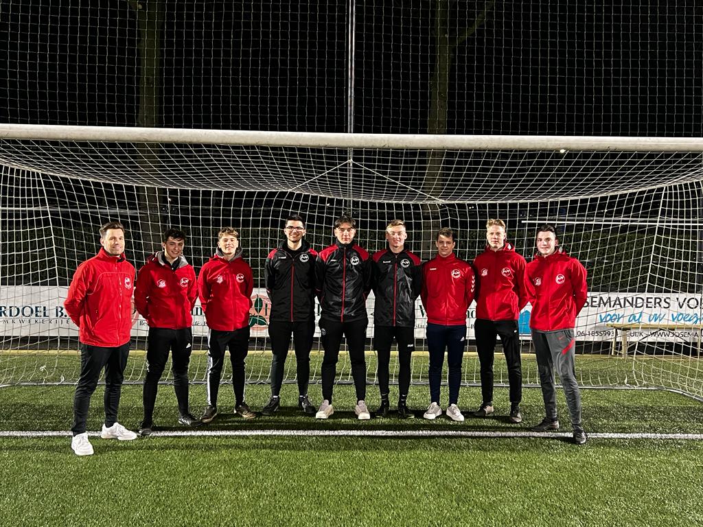 Wie weet zit er binnen deze groep wel een potentiële toptrainer | RKVV ...